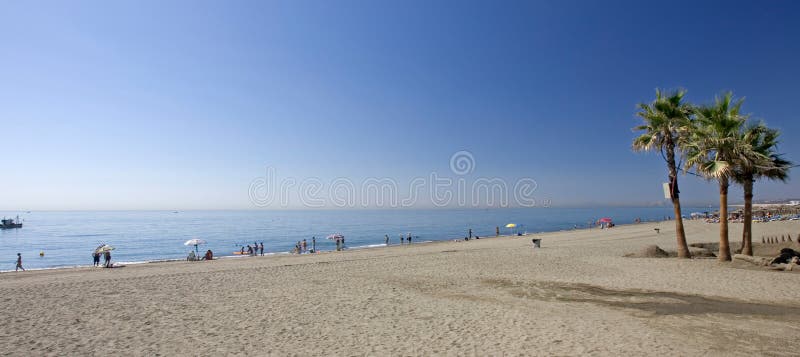 Sandy-Strand Mit Palmen in Estepona in Südspanien Stockbild - Bild von ...