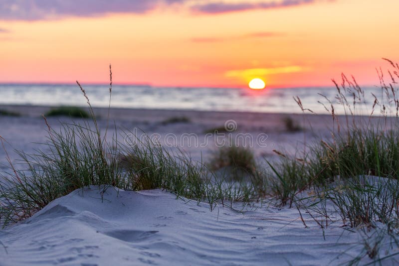 Sandy-Strand Mit Sonnenuntergang Auf Hintergrund Stockfoto - Bild von ...