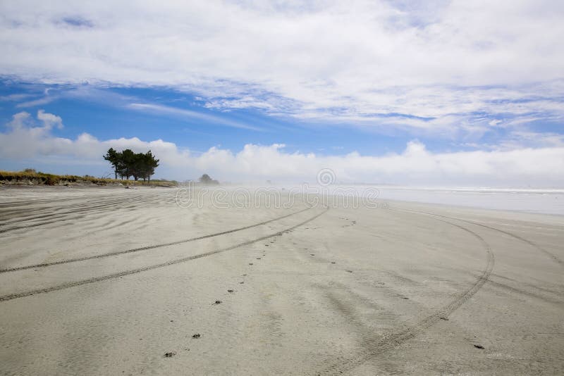Sandy-Strand Und -Seifenblasen Sonnenuntergang in Westport, Neuseeland ...