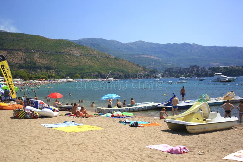 Sandy-Strand von Budva redaktionelles foto. Bild von küstenlinie - 57878936