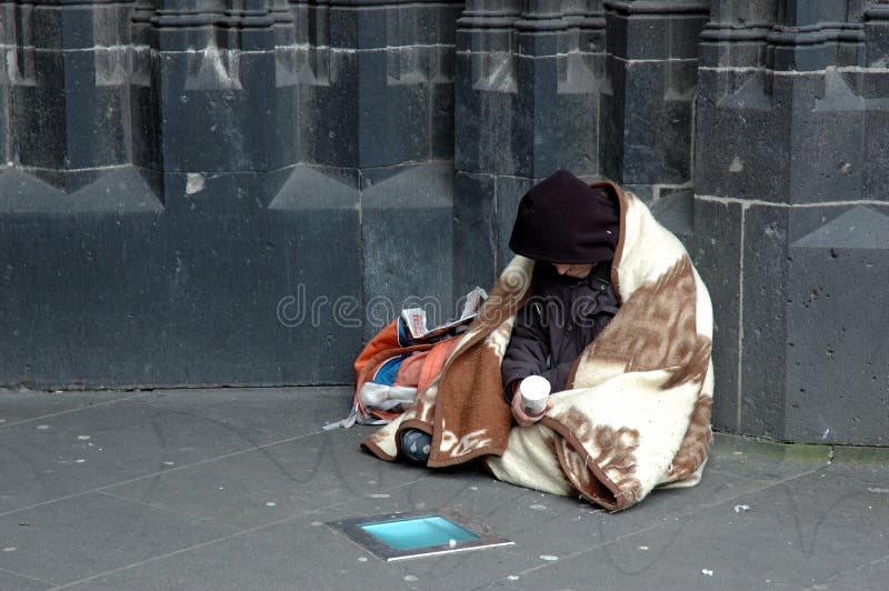 Homme sans foyer photo éditorial. Image du urbain, sommeil - 22559156