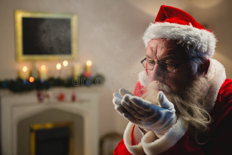 Santa Claus Blowing Kiss imagen de archivo. Imagen de ocio - 101509515