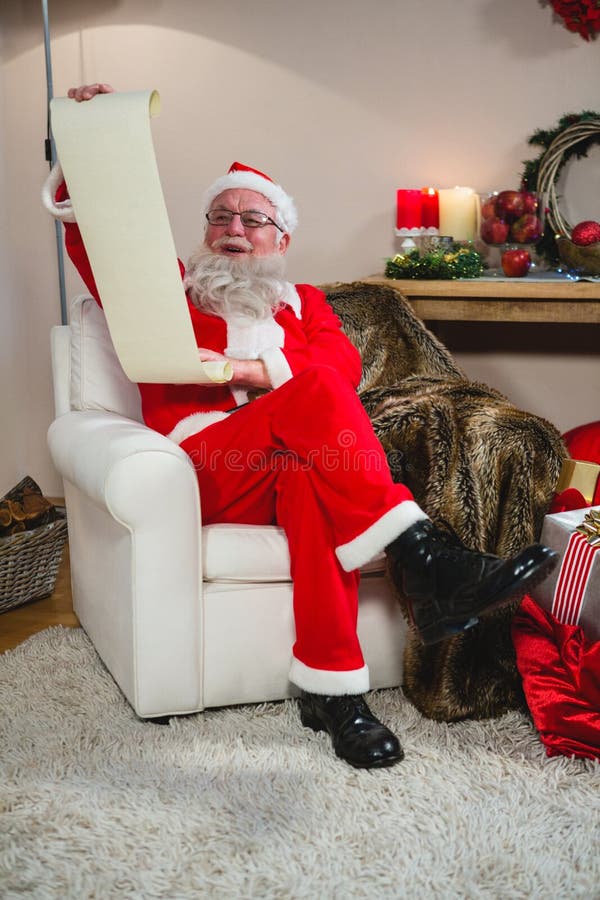 Weihnachtsmann, Der Sich Zu Hause Auf Sofa Im Wohnzimmer Entspannt ...