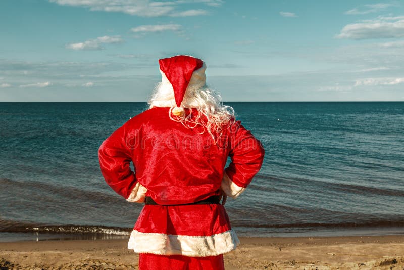 Santa Claus Steht Auf Dem Strand Stockfoto - Bild von rückseite, himmel ...