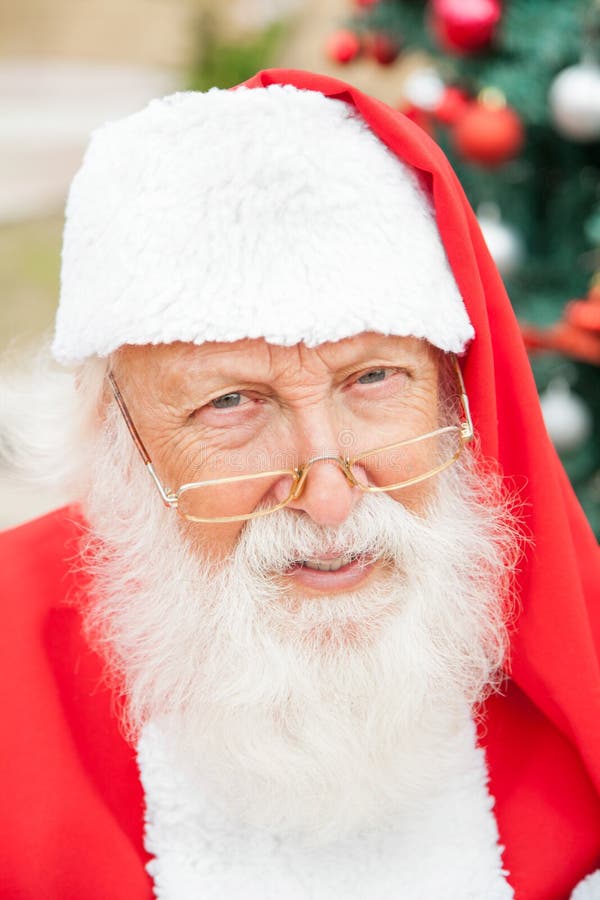 Santa Claus Wearing Glasses Immagine Stock - Immagine di festa, rosso ...