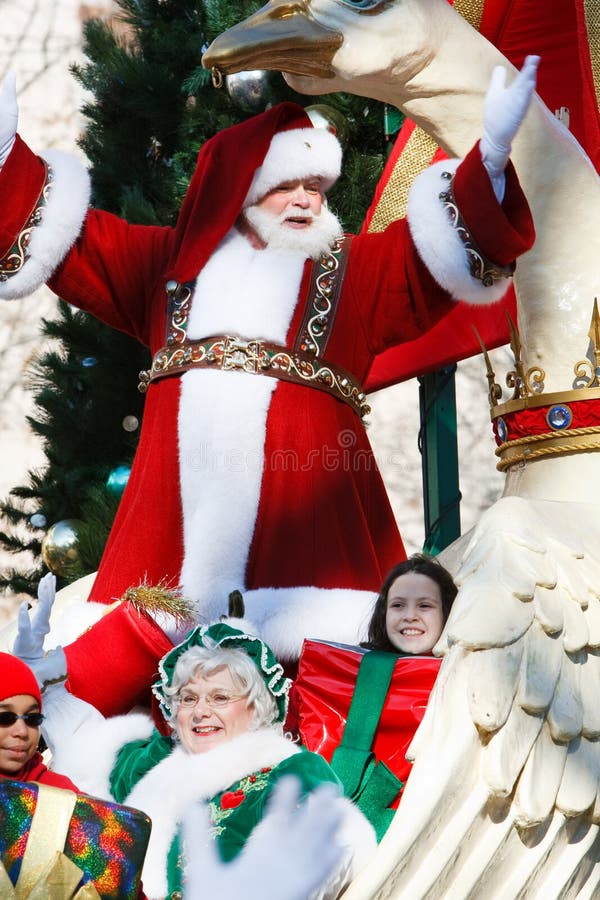 Santa Waves 2 editorial stock image. Image of macy, thanksgiving - 7355044