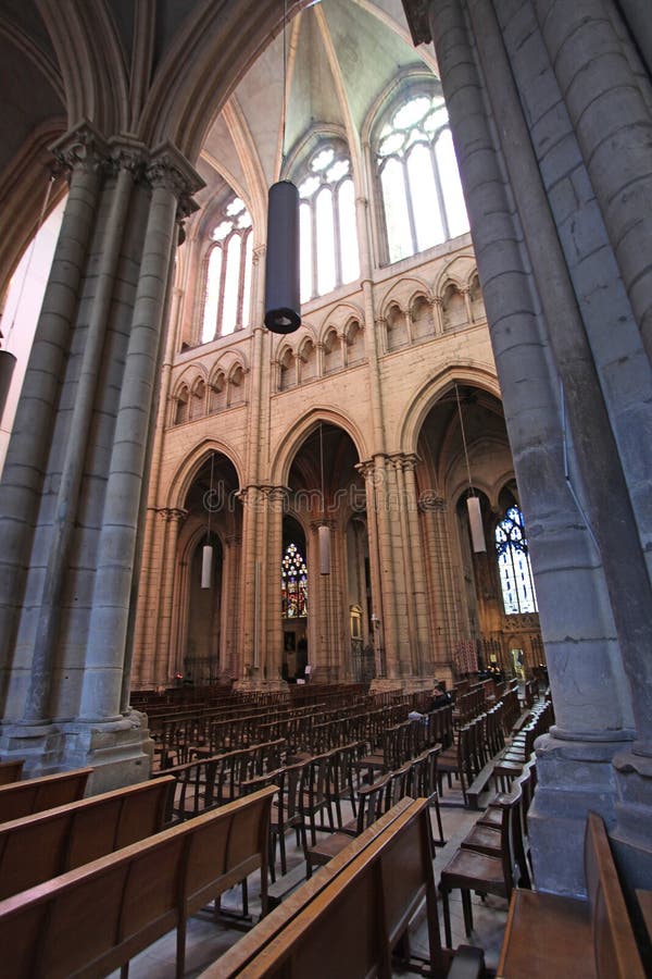 Interior De La Catedral De Lyon, Francia Foto de archivo editorial ...