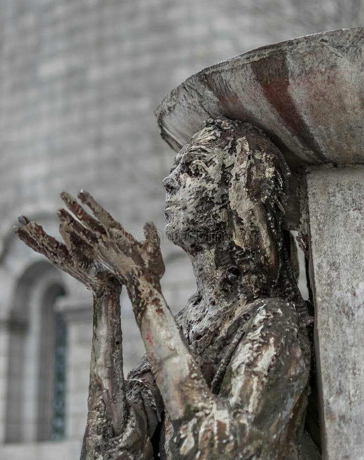 Santo Louis Basilica Exterior Praying Statues Imagen editorial - Imagen ...