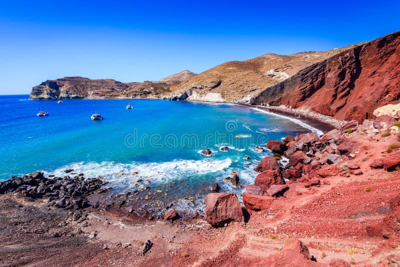 Plage rouge, Santorini image stock. Image of visite, ciel - 16635473