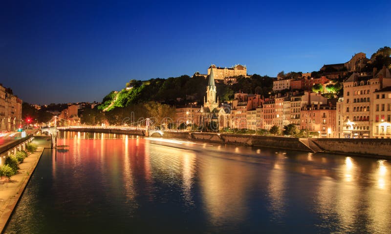 Lyon Au-dessus Du Fleuve De Saone La Nuit Image stock - Image du ...