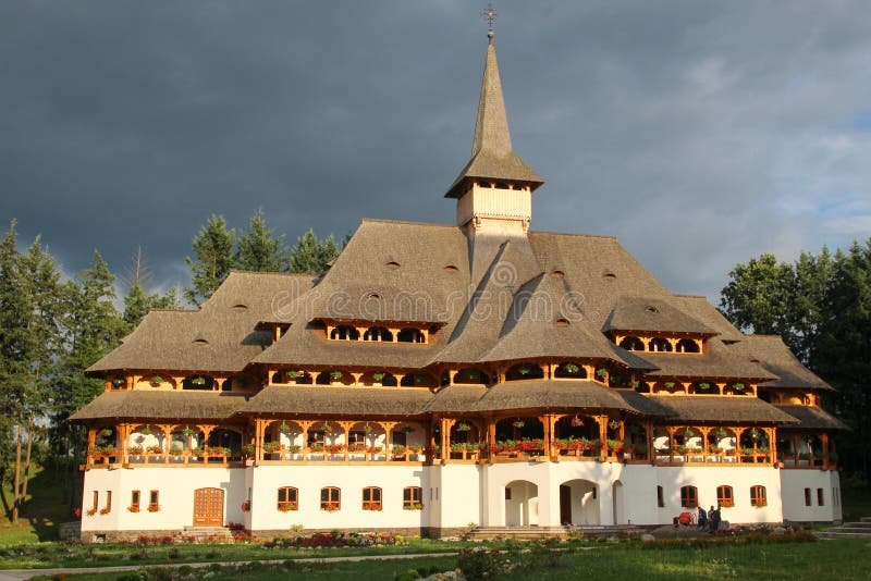 Roumanie Maramures Monastère Sapantaperi. La Plus Grande église En Bois ...