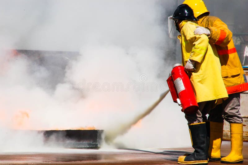 Sapeur-pompier Dans Une Flamme Photo stock - Image du hache ...