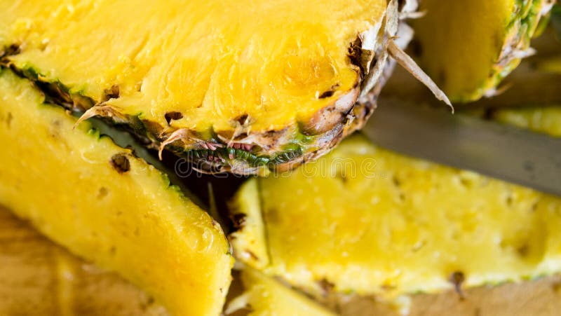 Sappige Gesneden Ananas Met Mes Stock Afbeelding - Image of tuin, groen ...