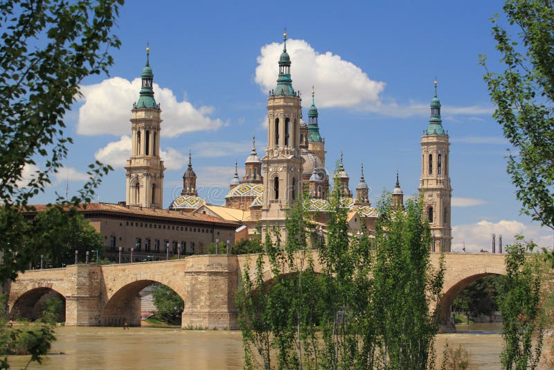 Saragossa stockbild. Bild von grenzstein, wasser, basilika - 37430651