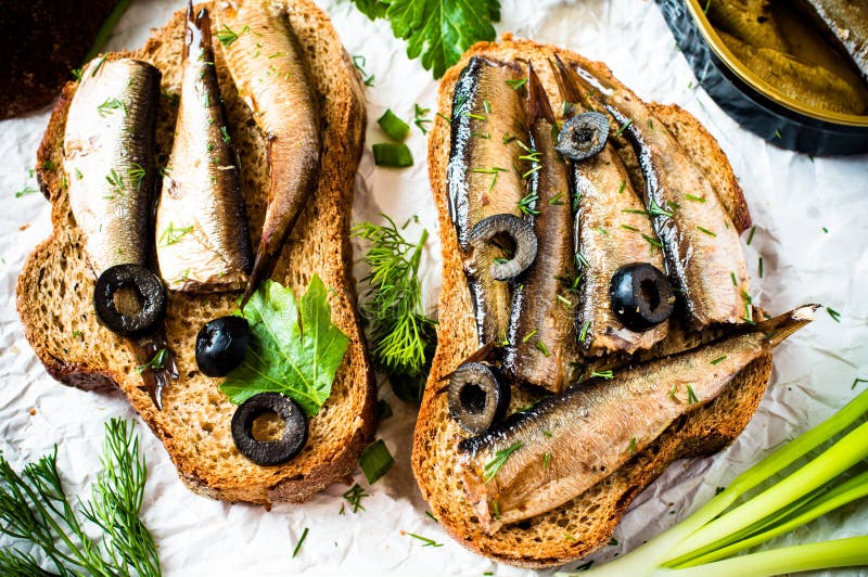 Snack Mit Sardinen Auf Einer Scheibe Brot Stockbild - Bild von ...
