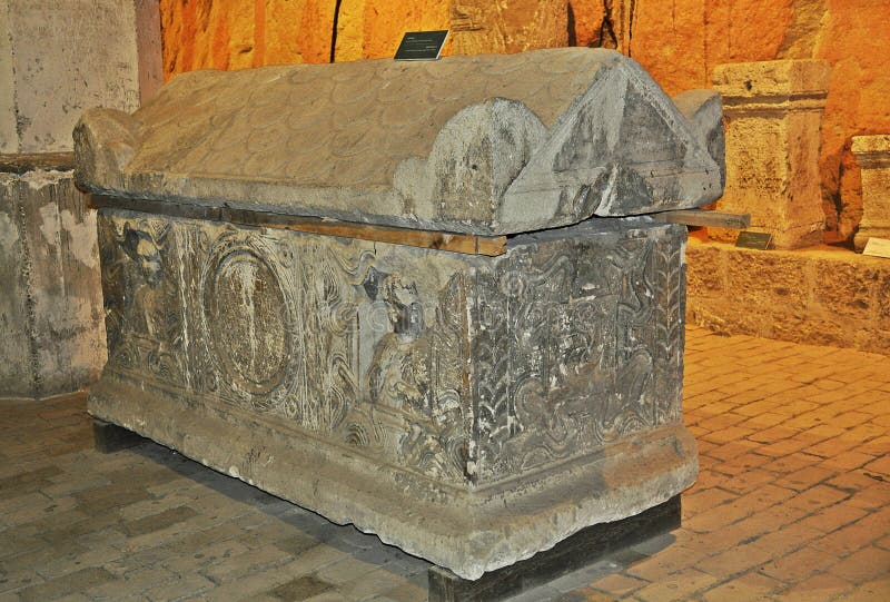 Sarkophag - Steinsarg redaktionelles stockbild. Bild von steinsarg ...