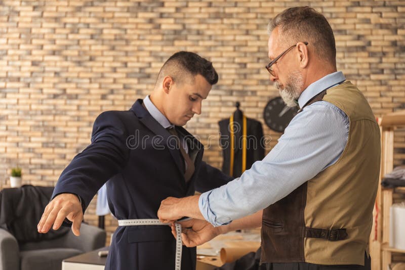 Sarto Maturo Che Cuce Alla Tavola in Atelier Fotografia Stock ...