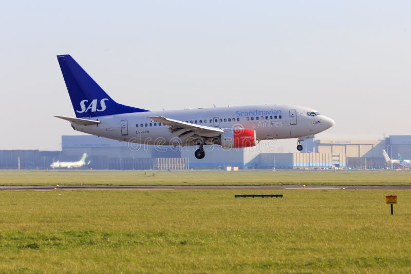 SAS Boeing 737 photo éditorial. Image du transport, approche - 53051236
