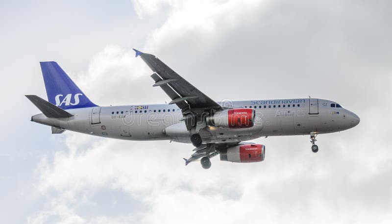 SAS Jet Landing at Heathrow Editorial Image - Image of wing, heathrow ...