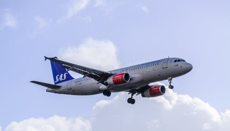 SAS Jet Landing at Heathrow Editorial Photo - Image of cloud, plane ...