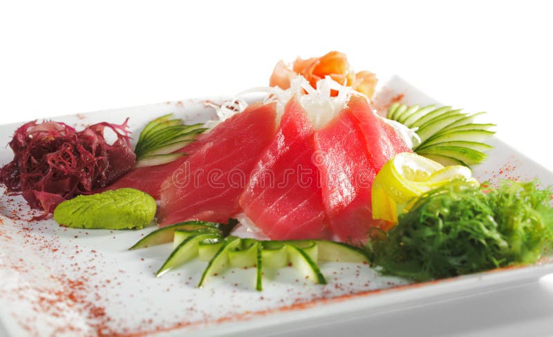 Sashimi do atum nos hashis imagem de stock. Imagem de delicioso - 76355955