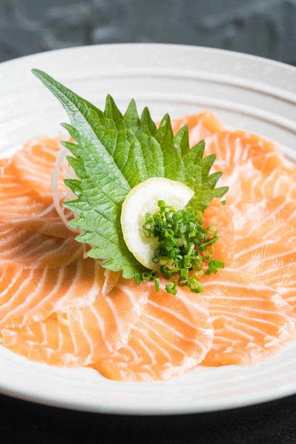 Sashimi Saumon? Frais Cru De Chair De Poissons Avec L'algue Et Toute ...