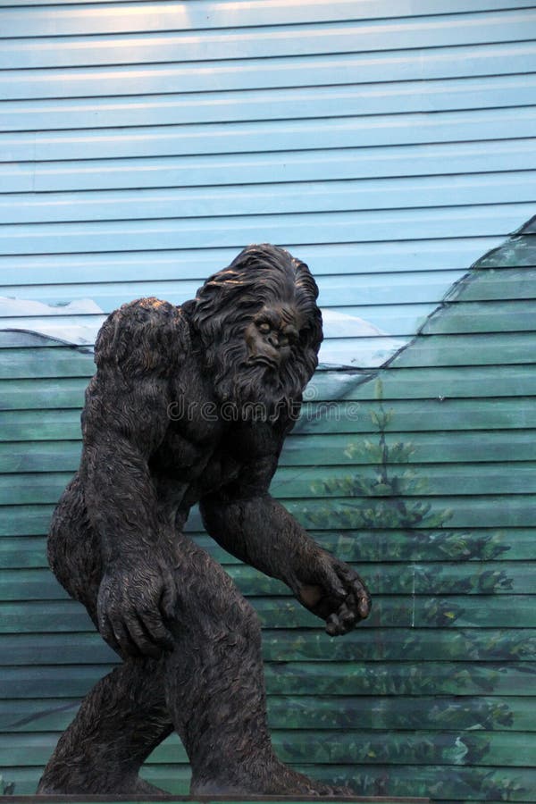 Estatua De Sasquatch En Harrison Hot Springs Imagen de archivo - Imagen ...