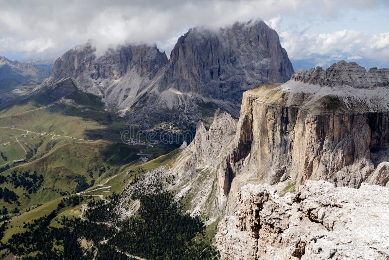 Sass Pordoi - Dolomiet stock foto. Image of berg, dolomiet - 14479066