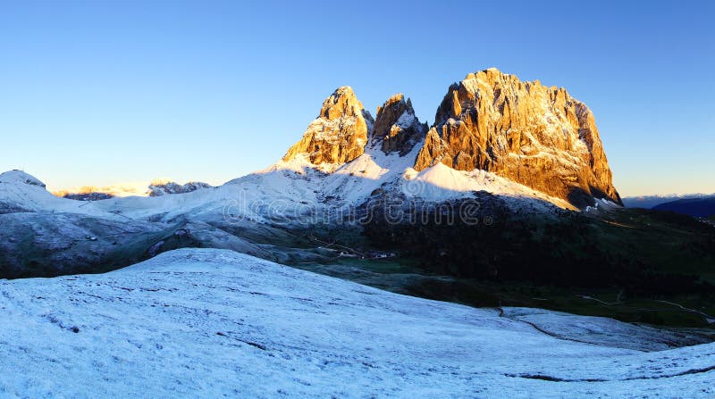 Sassolungo No Nascer Do Sol. Italy Imagem de Stock - Imagem de azul ...