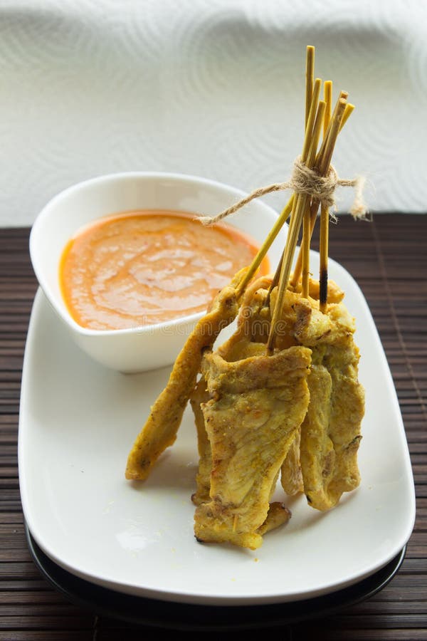 Geroosterd Varkensvlees Satay Met De Saus En De Azijn Van De Pinda ...