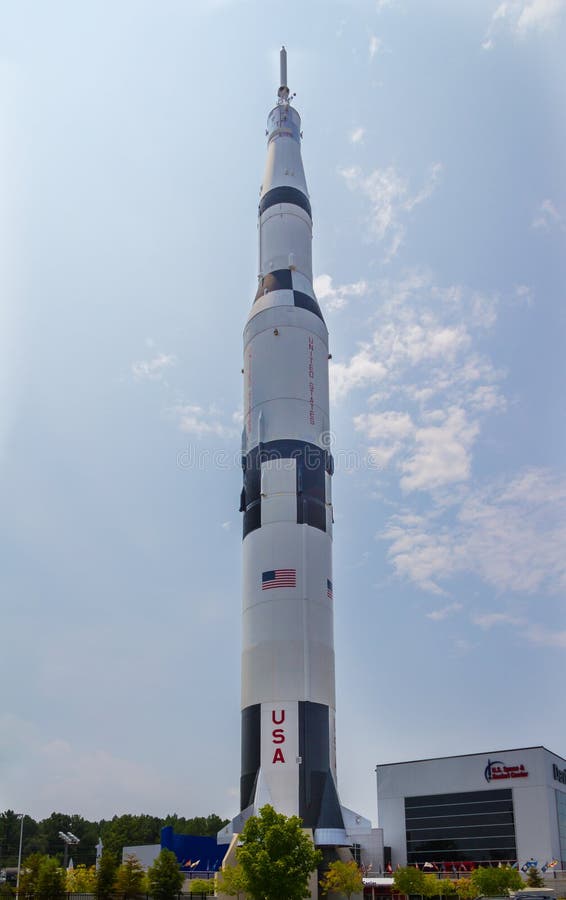 Saturn V redaktionelles stockfoto. Bild von apollo, nacht - 76765123