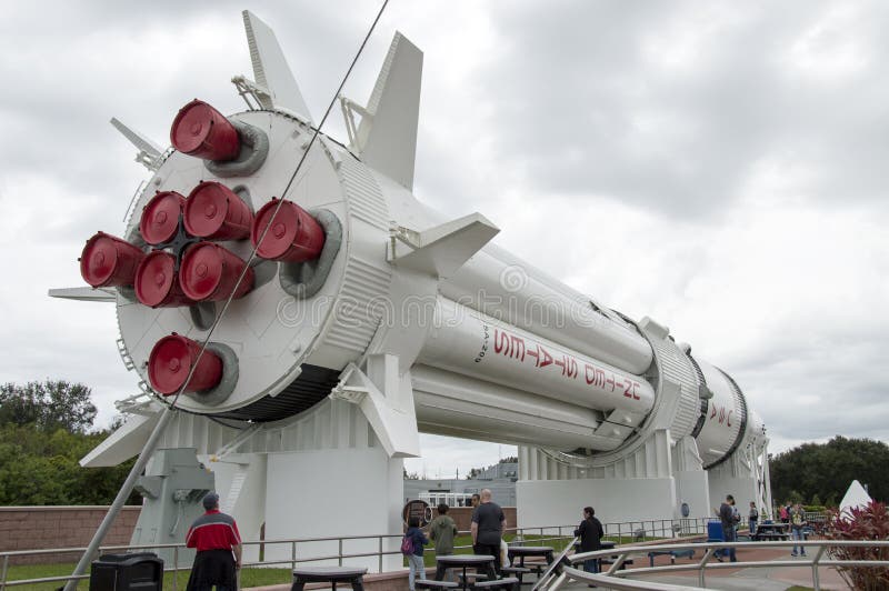 De Saturnus V raket redactionele stock afbeelding. Image of avontuur ...