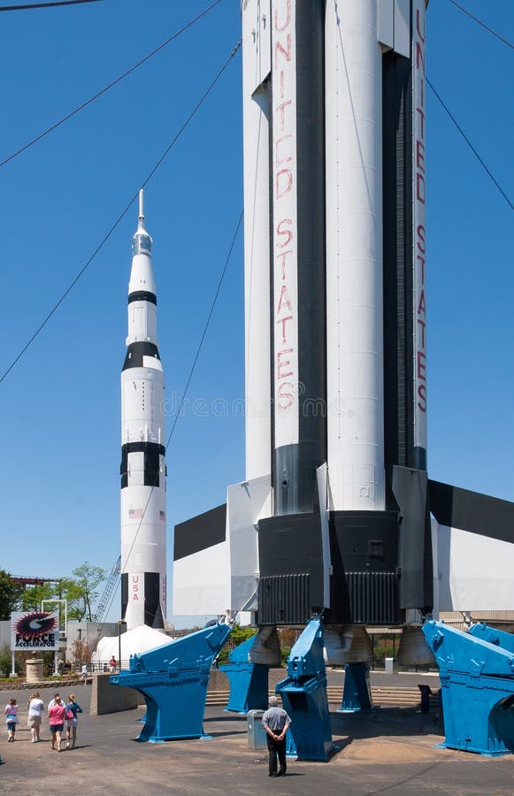 Saturn V raketten redactionele stock foto. Image of wolken - 54095418