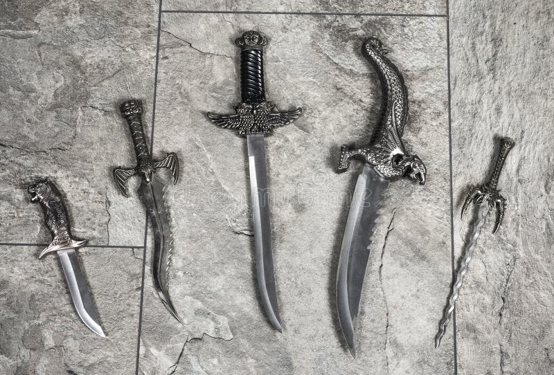 Satz Kriegs-Messer stockfoto. Bild von griff, grau, zeremoniell - 66613110