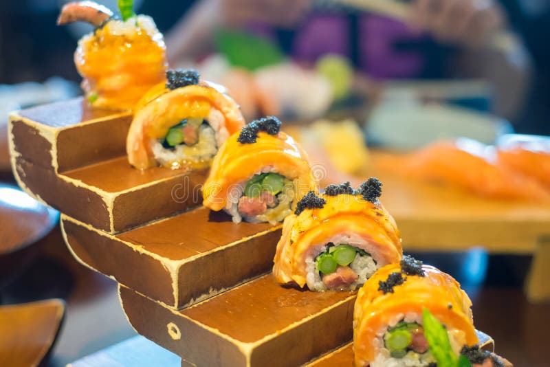 Satz von Niku Alaska Maki stockfoto. Bild von rolle, japan - 68913080