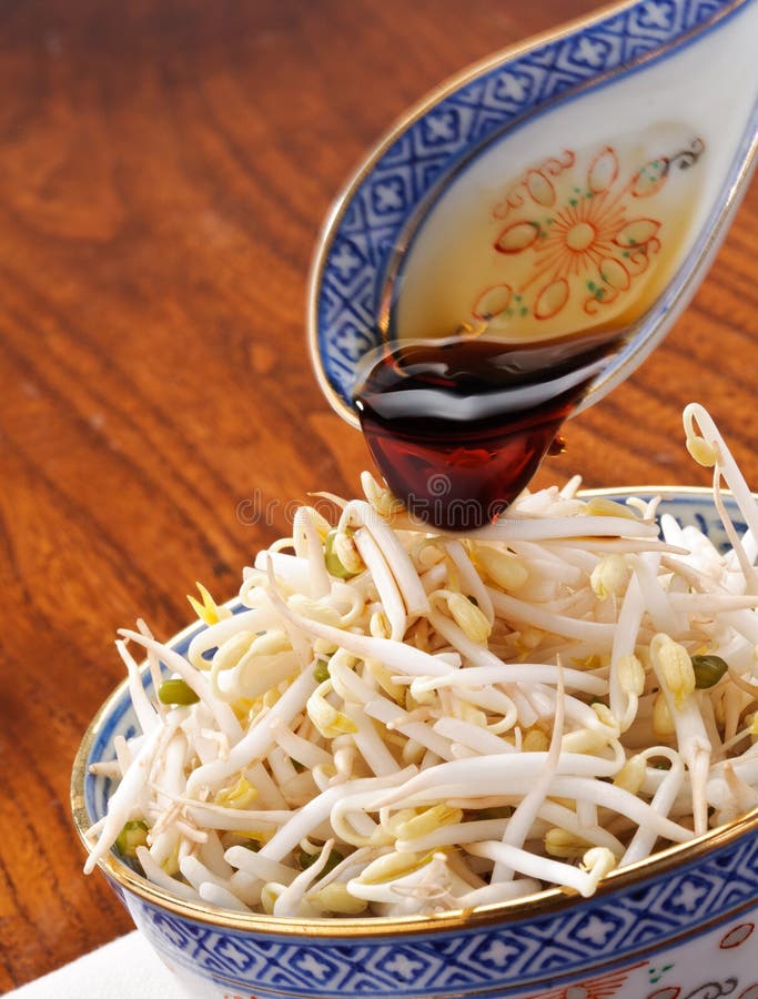 Sauce De Soja Sur La Pousse De Soja Image stock - Image of nature ...