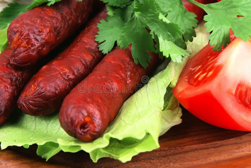 Saucisses De Rouge De Plaque De Boeuf Photo stock - Image du traité ...