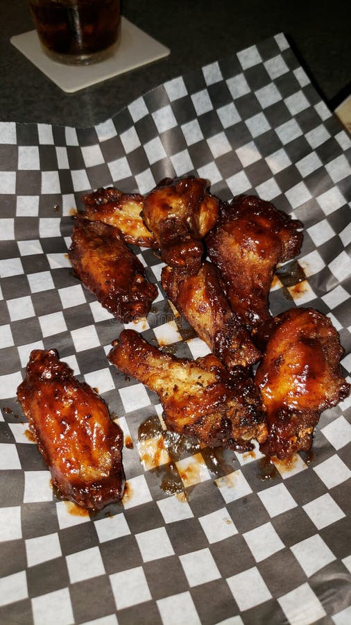 Saucy Chicken Wings stockbild. Bild von flügel, stab - 160907303