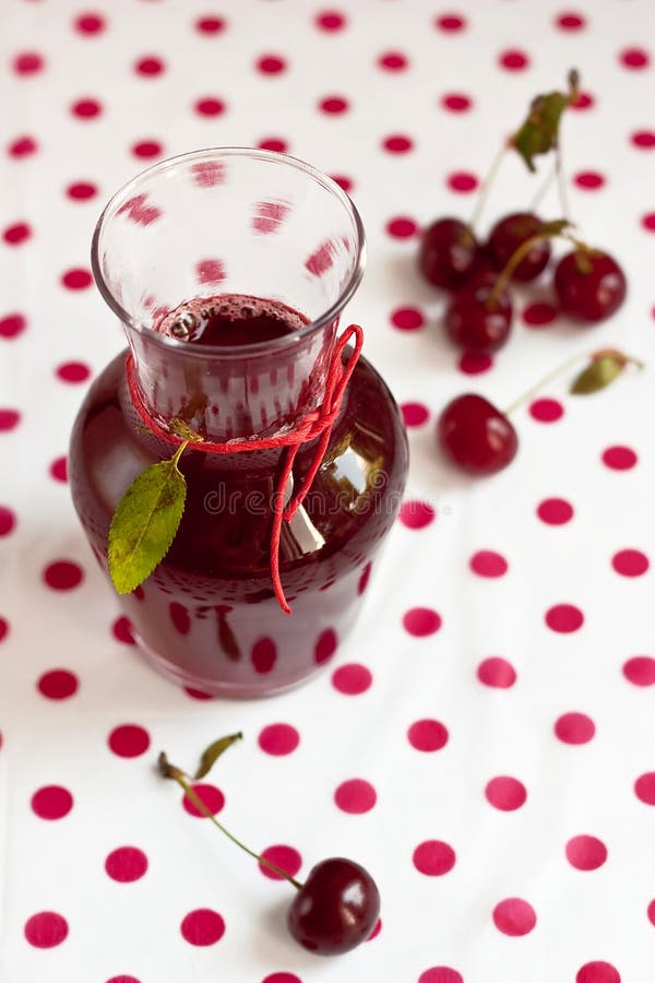 Kirschsaft Im Glas Mit Cocktailrohr Und -vanille Stockfoto - Bild von ...