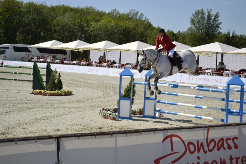 Saut d'un cheval photographie éditorial. Image du barri - 26907702
