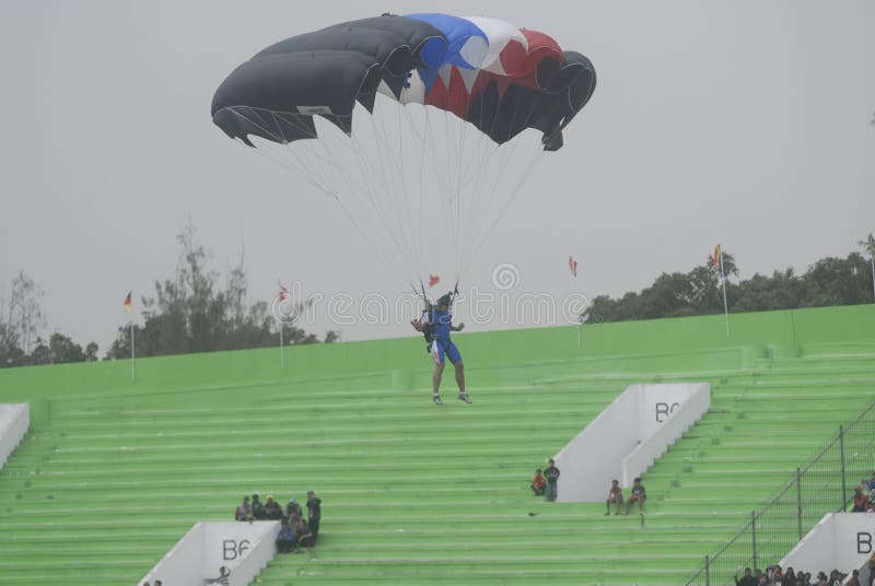 SAUT DE PARACHUTE MILITAIRE Photographie éditorial - Image du ...