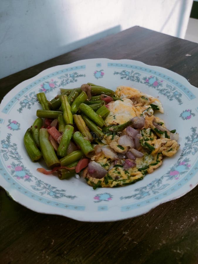 Sauteed Green Beans and Vegetable Omelet Stock Image - Image of menu ...