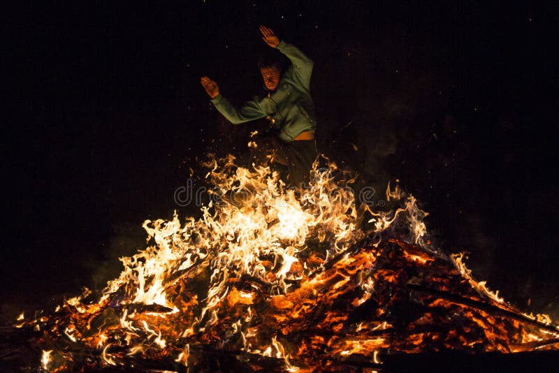 Rituel du feu de Zagovezni image stock. Image du saut - 68633369