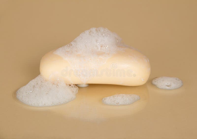 Savon Et Mousse Dans La Main Femelle Sur Le Fond Bleu Abstrait Image ...