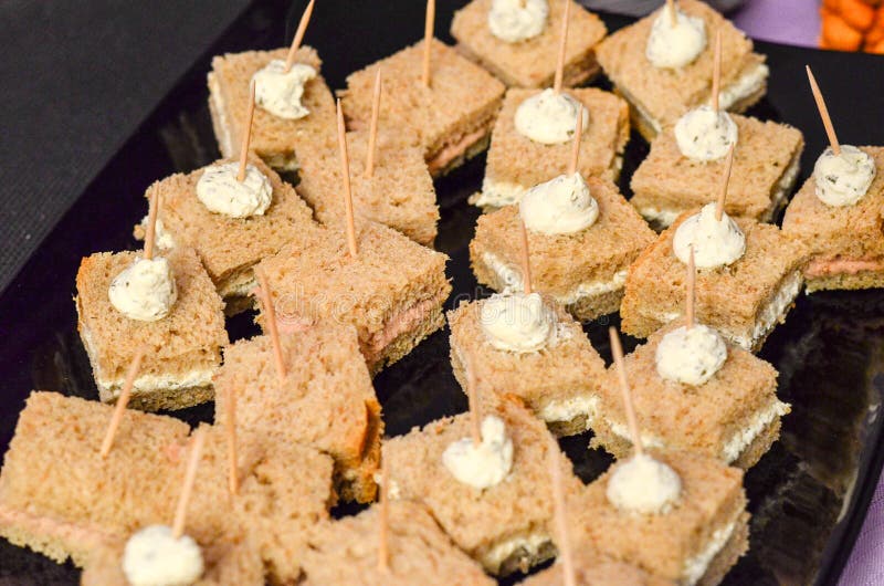 Fingermat Från Olika Sorter Av Ordnat Klart För Skinka Och För Ost Att ...