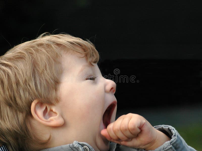 Bambino-ragazzo Di Sbadiglio Isolato Sopra Bianco Fotografia Stock ...