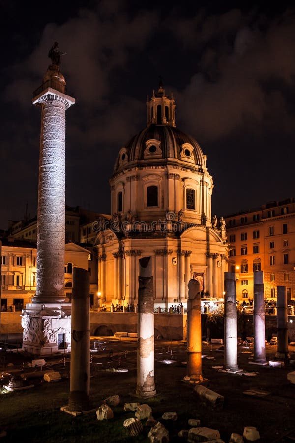 Scène Nocturne De La Colonne De Trajan, Rome Photo stock éditorial ...