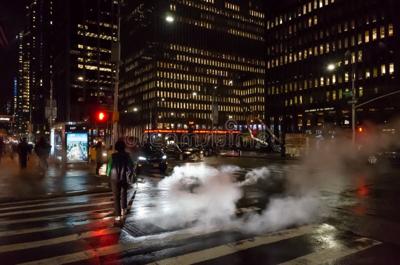 Rue De New York La Nuit Avec Le Brouillard Photographie éditorial ...