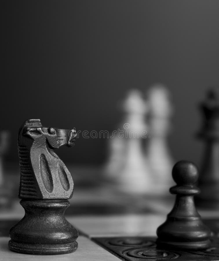 Scacchi su una scacchiera fotografia stock. Immagine di bianco - 109952496