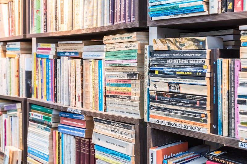 Scaffale Per Libri in Biblioteca Con Molti Vecchi Libri Di Seconda Mano ...